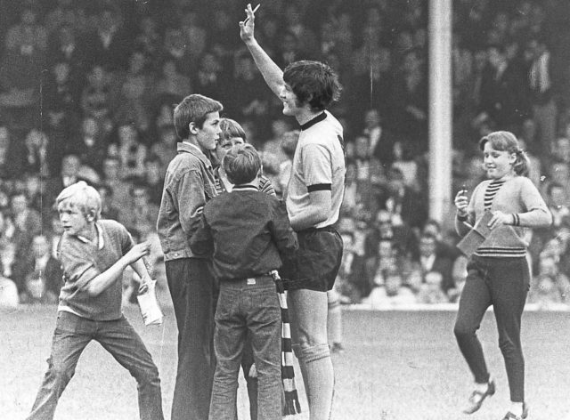 Historia unike e Peter Knowles, “ujkut” nevrik që la futbollin për ...