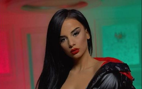 Rina Balaj i bashkohet trendit më të ri të momentit – Abc News
