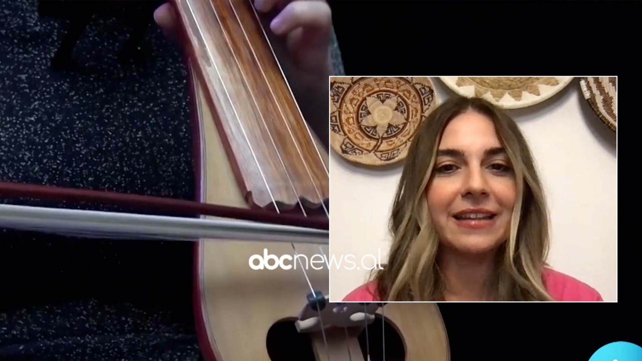 E apasionuar pas muzikës shqipe, këngëtarja turke këndon live “Moj e ...