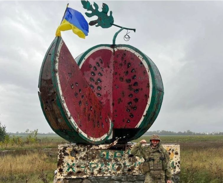 Shalqini i Khersonit bëhet simbol i shpresës në Ukrainë – Abc News