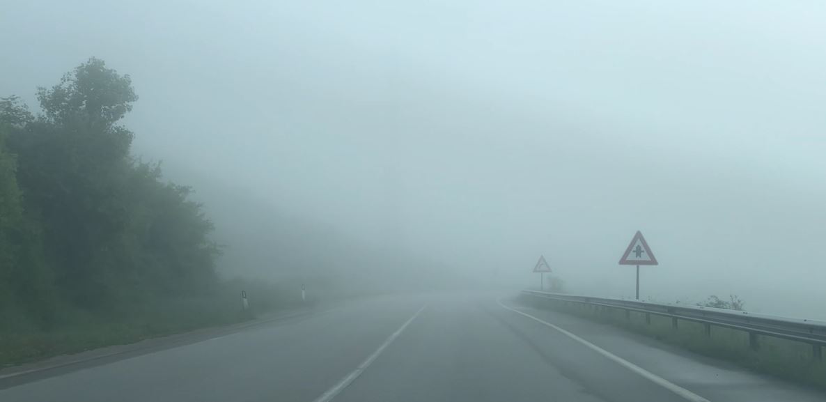 Mjegulla ‘pushton’ aksin Korçë-Pogradec, krijon vështirësi në qarkullim ...