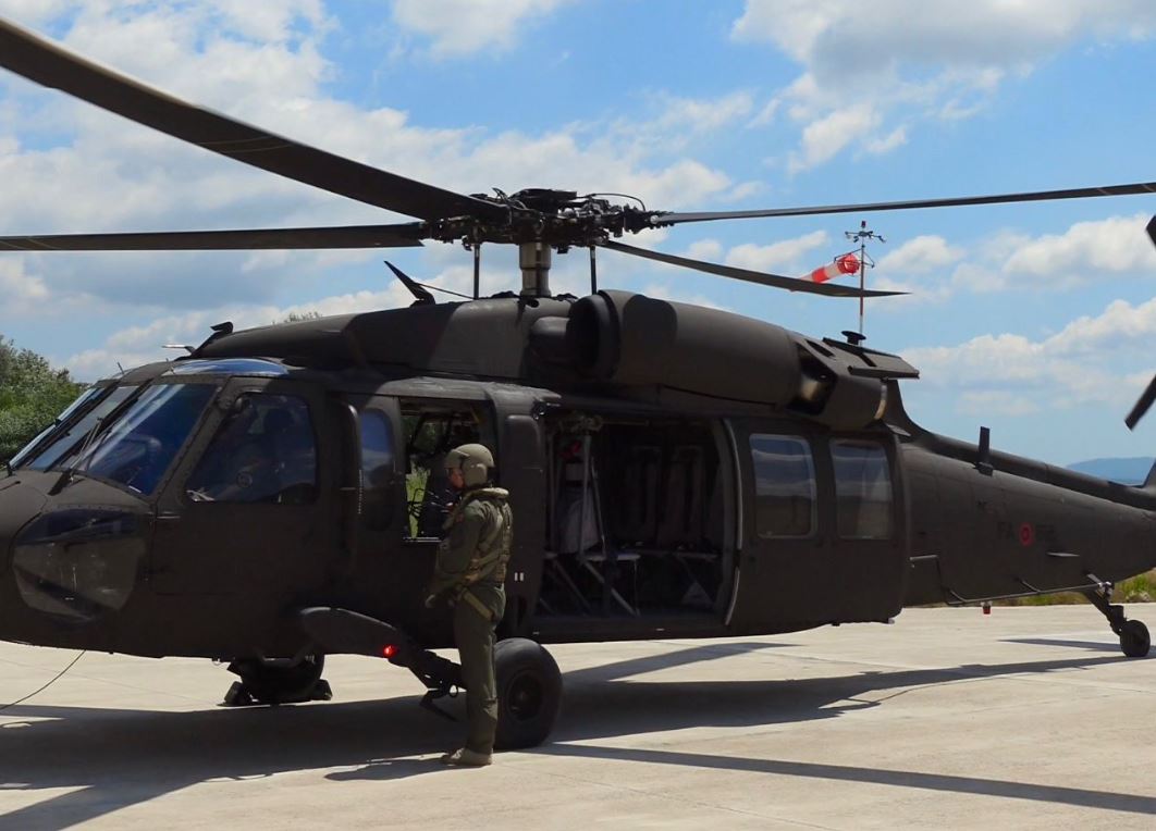 Helikopterët Black Hawk fluturojnë për herë të parë me pilotë shqiptarë ...