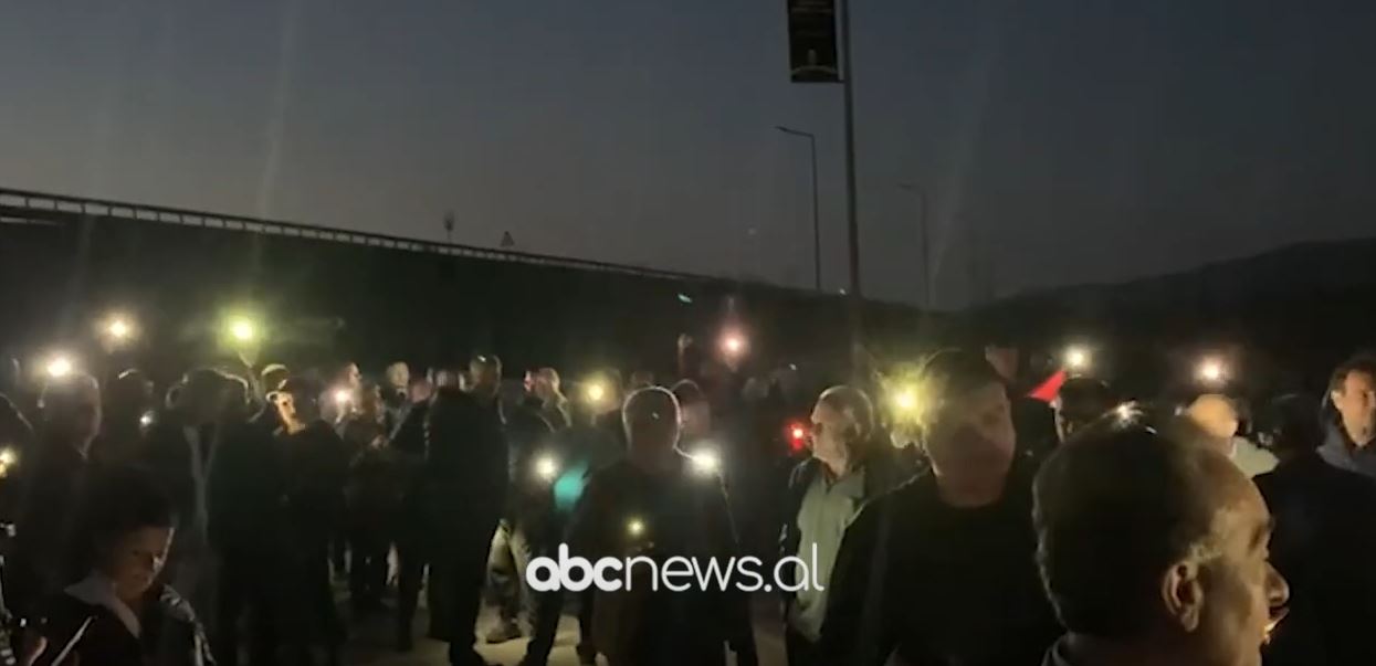 VIDEO/ Devijohet trafiku nga rrethrrotullimi i Levanit, protestohet me ...