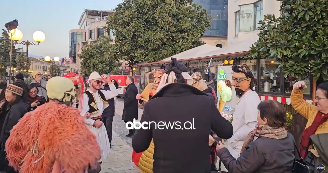 Shkodra plot ngjyra dhe muzikë/ Vizitorë të huaj dhe vendas shijojnë ...
