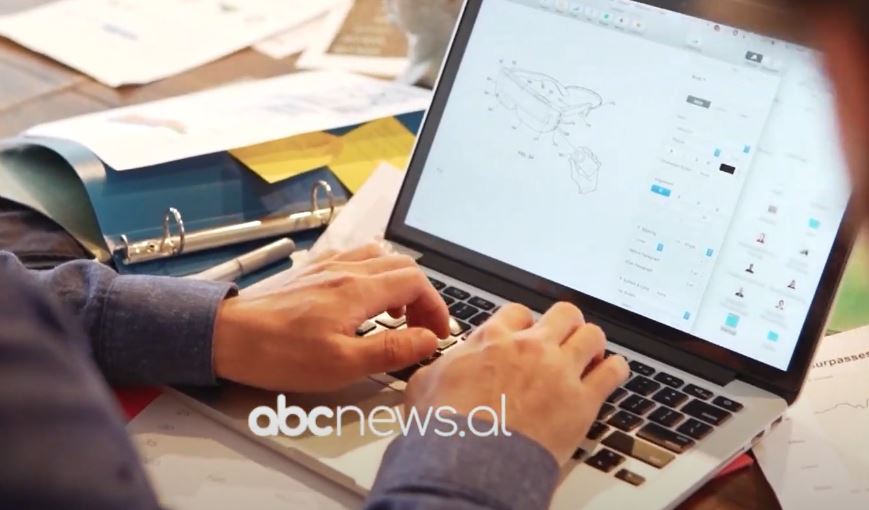 Të rinjtë mësojnë përmes internetit/ Ekspertët: Rrit njohuritë, por ...