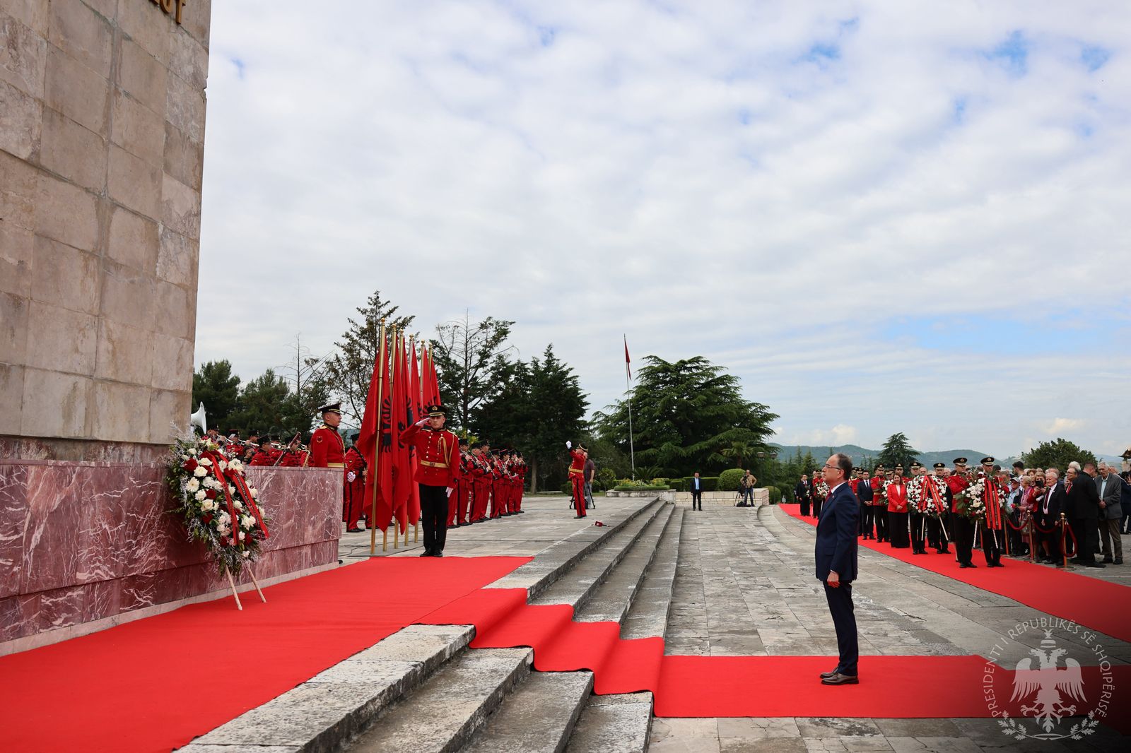 Dita e Dëshmorëve/ “5 Maji”, homazhe pranë monumentit “Nënë Shqipëri ...