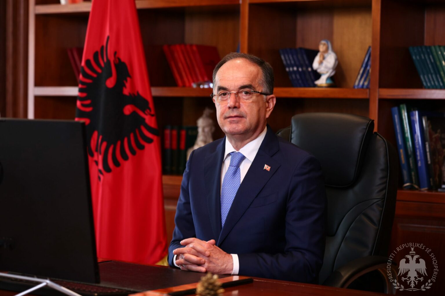 Begaj emëron Kundëradmiralin e ri të Forcave Detare/ Dekreton me ...